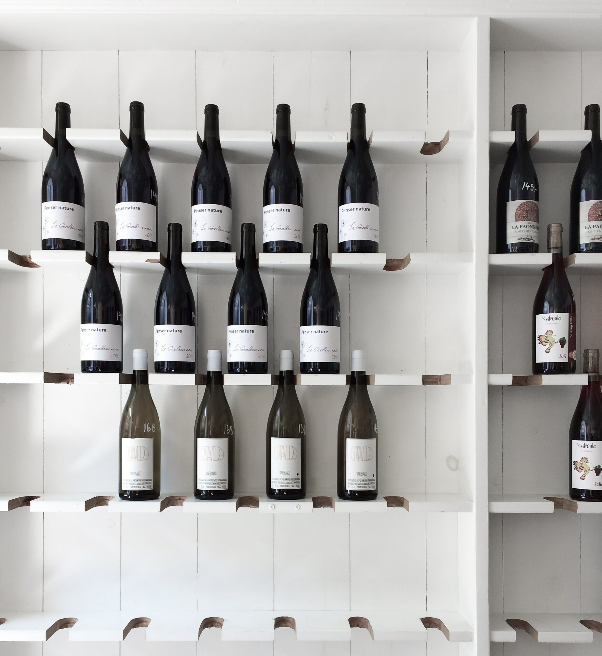 15 Full Bodied Wine Logos + Tips to Design Your Own | Looka