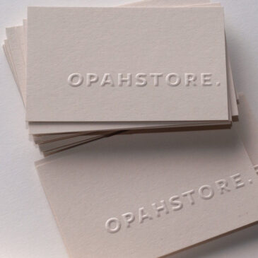 10 Striking Business Card Trends of 2023 (+ 40 Examples) | Looka
